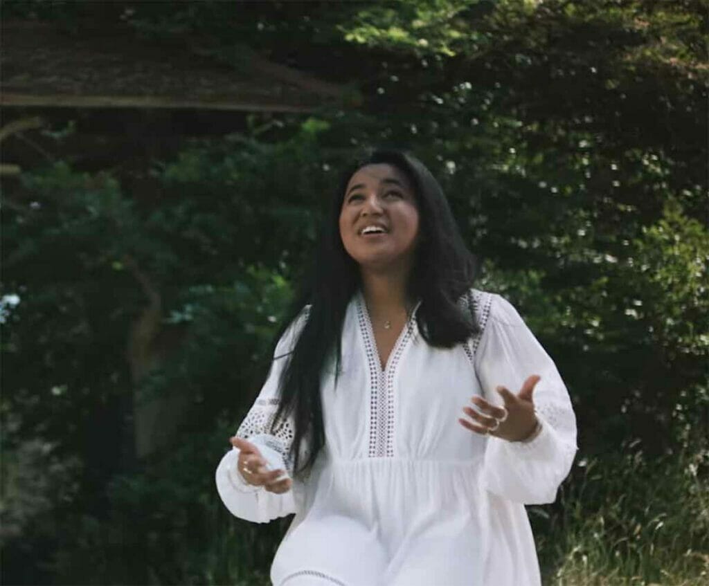 Anisha (Star Academy) avec le single Tu Rayonnes : Un message de ...