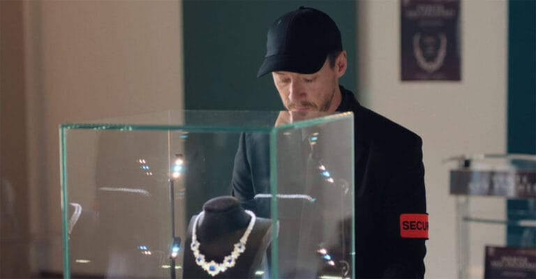 Louis Robbie et Zoé en cavale et Ariane les protège - Plus belle la vie ...