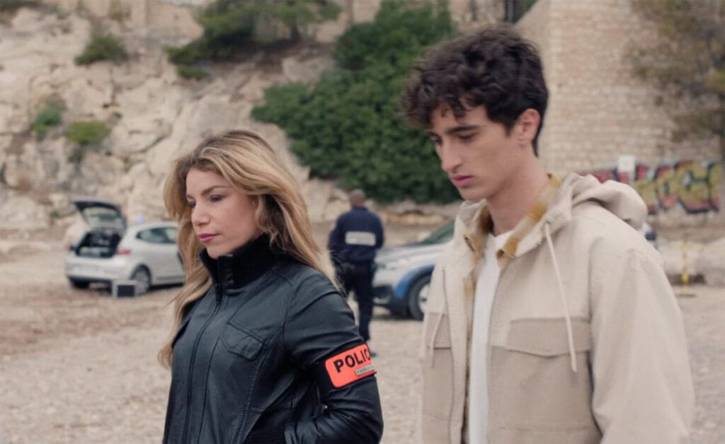 Kilian ment à Ariane et Aya cache le couteau de Betty avec du sang ...