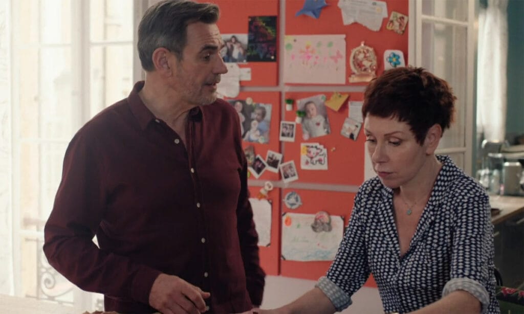 Kilian ment à Ariane et Aya cache le couteau de Betty avec du sang ...