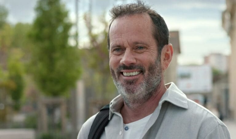 Sara violemment agressée et Rachel rejoint la coloc de Timothée et Bart ...