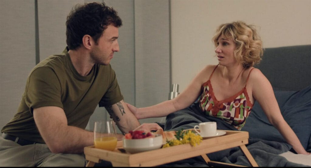 Jennifer tente de faire le deuil du passé et Blanche cache son business - Plus belle la vie 18 ...