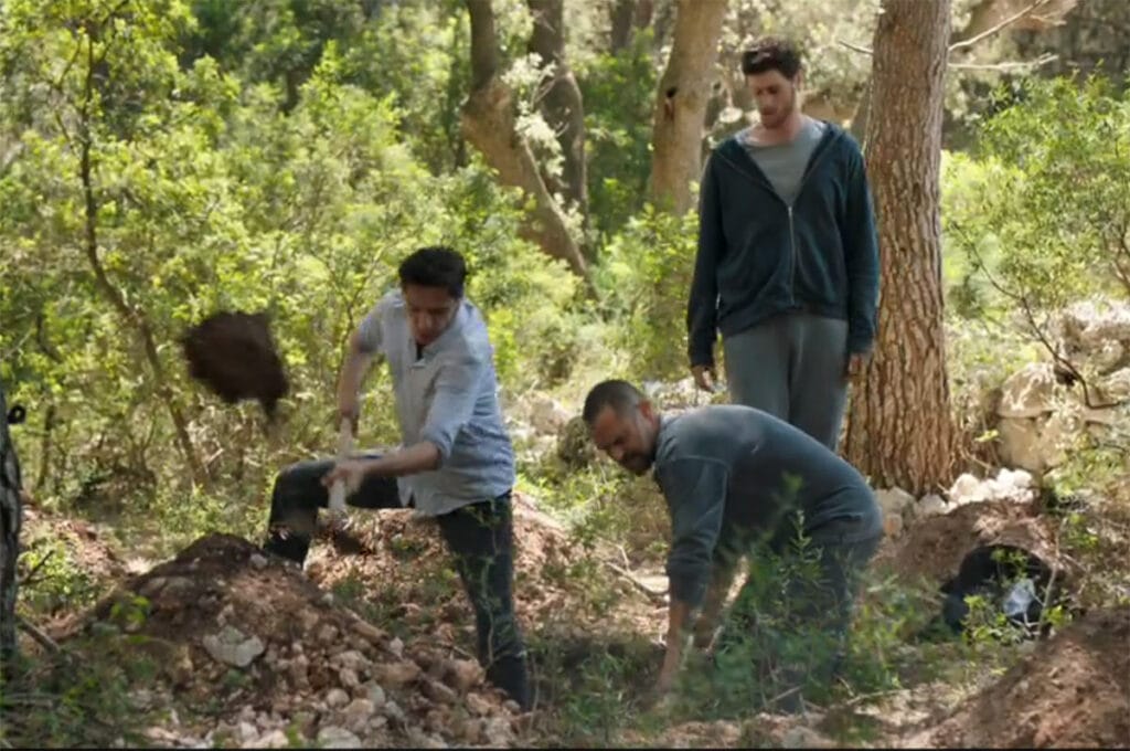 Sacha et Benoit veulent déterrer le butin de Mathieu Clavel le père de ...